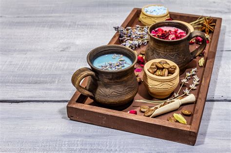 두 연인을위한 로맨틱 한 색상의 커피 라떼 세트 라벤더와 장미 가루 아로마 설탕 향신료 발렌타인 데이 개념입니다 트레이 나무 보드 배경 0명에 대한 스톡 사진 및 기타