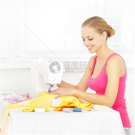 用缝纫机缝衣服的女孩高清图片下载 正版图片504680106 摄图网
