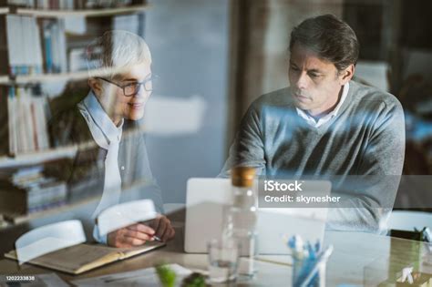 사무실에서 노트북을 작업하는 동안 비즈니스 동료가 협력합니다 2명에 대한 스톡 사진 및 기타 이미지 2명 경영자 계획 Istock