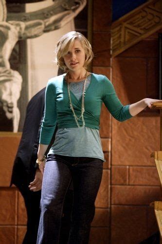 Chloe Notice How She Starts Wearing A Lot Of Green In Season 9 Then Her And Oliver Start