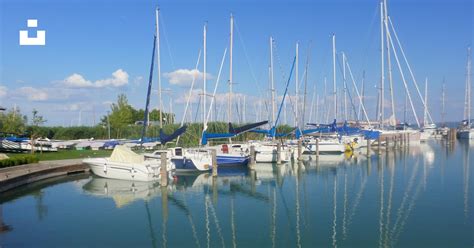 흰색과 파란색의 범선 사진 Unsplash의 무료 헝가리 이미지