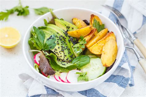 부처님 그릇 무지개 샐러드와 구운된 감자 아보카도 무와 오이 0명에 대한 스톡 사진 및 기타 이미지 0명 감자 샐러드 감자 요리 Istock