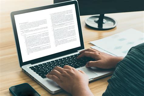 어린 학생이 온라인으로 수업을 보고 집에서 공부하는 뒷모습 온라인 교육 E러닝 개념 가정 생활에 대한 스톡 사진 및 기타 이미지 가정 생활 개발 계획 Istock