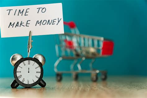 나무 테이블에 돈을 벌기 위해 시간을 손으로 쓴 구절과 알람 시계 배너 부의 개념 개념에 대한 스톡 사진 및 기타 이미지 개념 개념과 주제 긍정적인 감정 표현