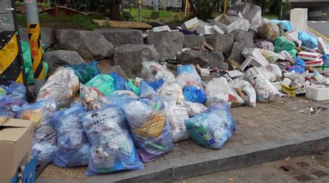 쾌적한 거리 위해 흡연 부스·공공 쓰레기통 늘려야