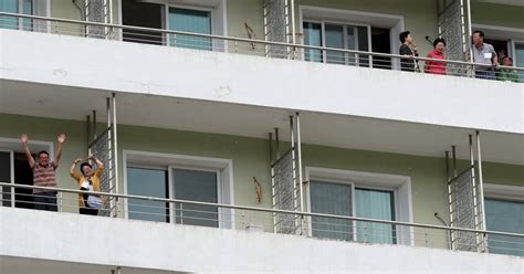 북측 가족 기다리는 남측 가족