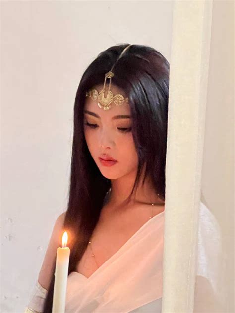 杨超越穿抹胸白裙大秀事业线雪肤玉貌太性感撩人 饰物 长发 青睐