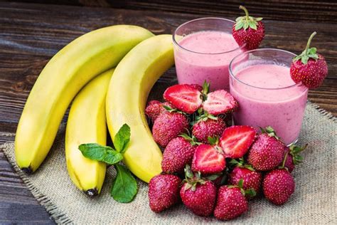 Frullato Di Fragole E Banana Nel Bicchiere Fragole Fresche Immagine