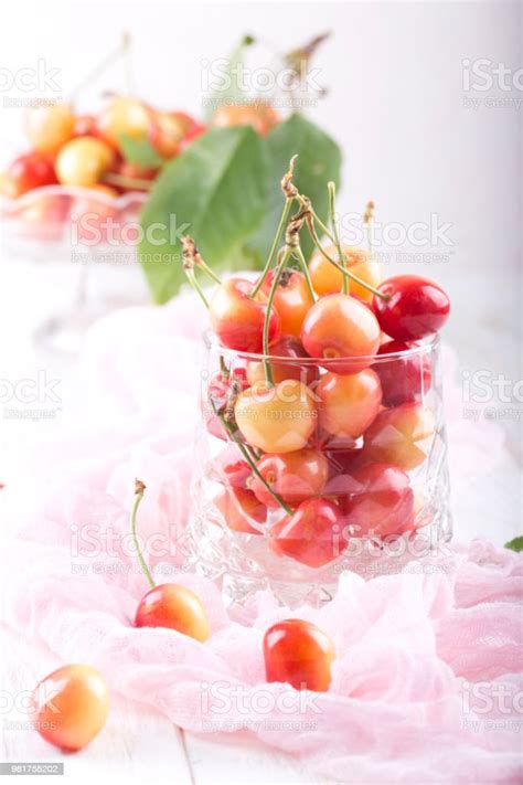 빨간색과 노란색 니 어 체리 투명 유리에 신선한 빨간 체리 나무 테이블에 넣어 개체 그룹에 대한 스톡 사진 및 기타 이미지 개체 그룹 건강한 생활방식 건강한 식생활