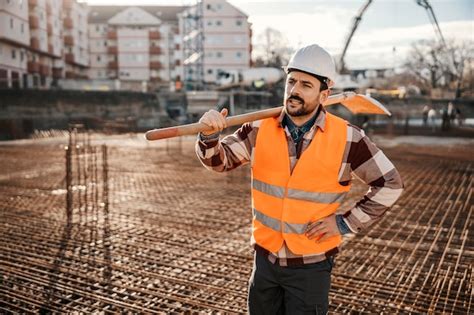 Un Trabajador Del Sitio Sostiene Una Pala En El Hombro Y Descansa Del Trabajo Duro En El área De