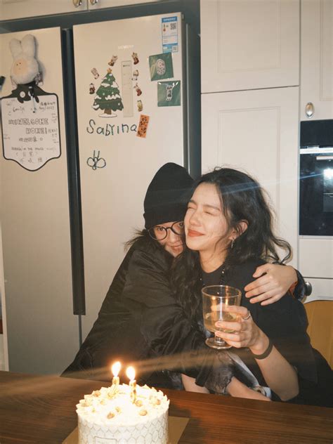 庄达菲生日李庚希卡点送祝福 晒两人合照紧紧相拥 搜狐大视野 搜狐新闻