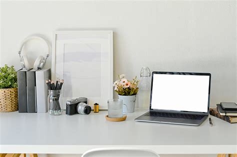 현대 홈 오피스 인테리어 사무 용품 화이트 나무 책상에 노트북 빈 화면을 모의 크리에이 티브 작업 영역 0명에 대한 스톡 사진 및 기타 이미지 Istock