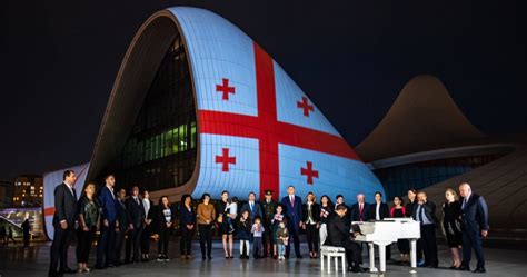 მსოფლიო ქალაქები საქართველოს დროშის ფერებში [ფოტოები] ტაბულა