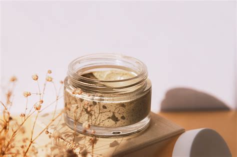 유리 항아리에 얼굴과 몸에 대한 화장품 스크럽 마스크 대체 의학 뷰티 스킨 케어 제품 공간을 복사합니다 중립 배경 드라이 석고 꽃 장식 0명에 대한 스톡 사진 및 기타