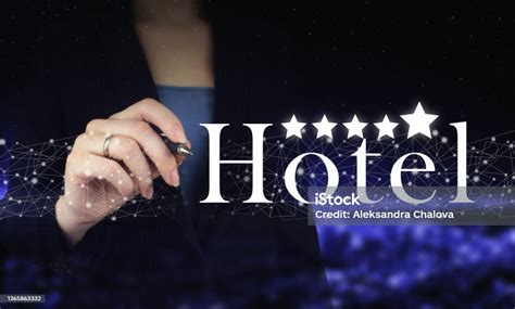 디지털 그래픽 펜을 들고 디지털 홀로그램 5 성급 을 그리는 손은 도시의 어두운 흐릿한 배경에 텍스트 호텔 서명 등급매기기에