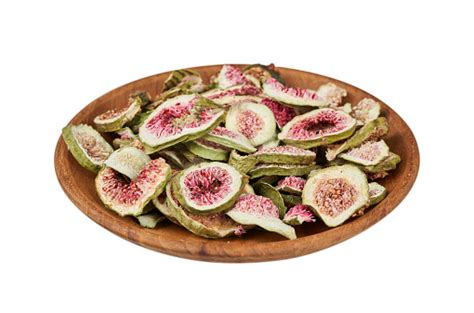 흰색 배경에 고립된 조각 건조 무화과 더미입니다 나무 그릇에 마른 무화과 컷 아웃 더미 0명에 대한 스톡 사진 및 기타 이미지