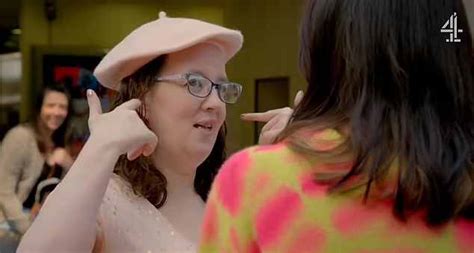 ماجرای ویدیوی دختربچه پیانیست نابینا و اوتیسمی چیست؟ ویدیو