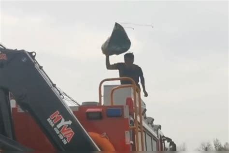 救援现场醉酒男爬消防车戏耍启动车辆还不停按喇叭结果悲剧 消防车 结果 车辆