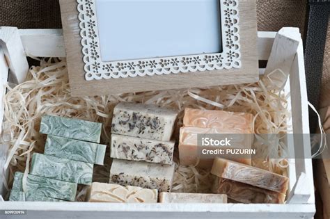 아름 다운 향기로운 나무 배경에 서 있는 나무 상자에 수 제 비누 0명에 대한 스톡 사진 및 기타 이미지 0명 건강관리와 의술 건강한 생활방식 Istock