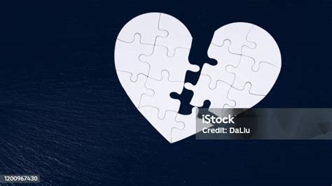 하트 퍼즐 반으로 분할 발렌타인 데이 두 조각 퍼즐 사랑 심장 퍼즐 사랑 개념 검은 나무 배경에 퍼즐 마음 검은 배경에 하트 모양의 직소 퍼즐 개념에 대한 스톡 사진 및