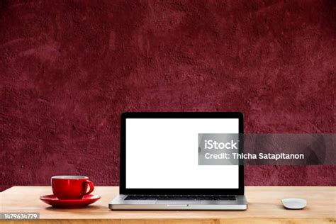 노트북 노트북과 빈 화면 데스크탑 컴퓨터가 있는 직장은 Gules 배경에서 작동합니다 0명에 대한 스톡 사진 및 기타 이미지 0명 It 지원 개념 Istock
