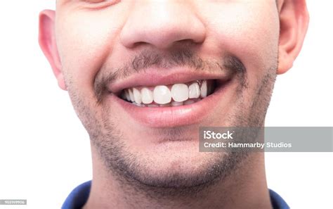 젊은 남자는 흰색 바탕에 깨끗 하 고 하얀 치아와 미소의 근접 보기 20 24세에 대한 스톡 사진 및 기타 이미지 20 24세 20 29세 건강관리와 의술 Istock