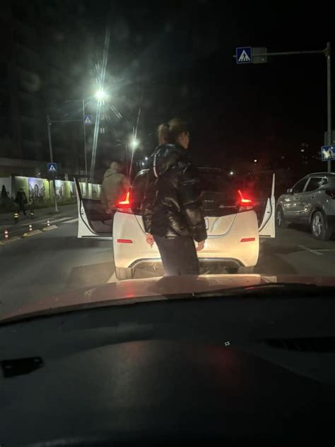 Шофьорка опита да изпревари колегата с електричка и ето какво й се случи СНИМКИ Галерия Блиц