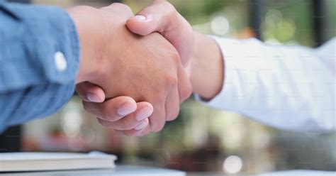 사업가 악수 좋은 거래 후 악수하는 성공적인 사업가들 비즈니스 파트너십 회의 개념입니다 사진 Unsplash의 사무실 이미지