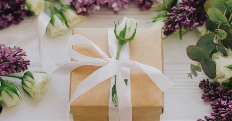 흰색 나무 배경에 라일락과 장미 꽃이 있는 세련된 선물 상자 해피 어머니의 날과 여성의 날 개념 장미와 리본과 꽃 구성으로 선물 공예 사진 Unsplash의 꽃 이미지