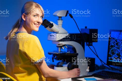 현대 현미경 의료 장비를 사용하여 의료 샘플로 의료 실험실 작업 테스트에서 여성 의사 분석을위한 실험실 의료 장비 의료 기기 코로나 바이러스 암 Dna 바이러스의 정의에