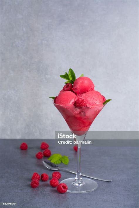 라스베리 아이스크림 셔 벗 딸기와 유리 민트 회색 질감 배경 복사 공간을 나뭇잎 0명에 대한 스톡 사진 및 기타 이미지 0명 과일 냉동된 Istock