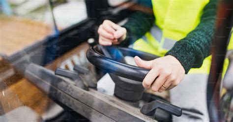산업 지역에서 알아볼 수 없는 여성 지게차 운전사 창고 밖에서 지게차에 앉아 있는 여자 유리를 통해 촬영했습니다 사진 Unsplash의 슬로바키아 이미지