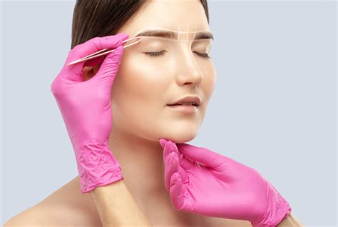 메이크업 아티스트는 뷰티 살롱에서 염색 한 후 눈썹을 빗질하고 뽑습니다 전문 메이크업 과 미용 스킨 케어 18 19세에 대한 스톡 사진 및 기타 이미지 Istock