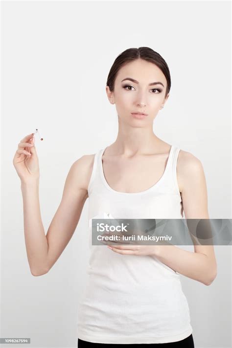 흡연을 종료 합니다 손에 부러진된 담배를 들고 아름 다운 여자의 근접 촬영 담배 연기에 반 금연에 젊은 여 자가 깨는 담배 미소의 초상화 높은 해상도 깨끗한에 대한 스톡