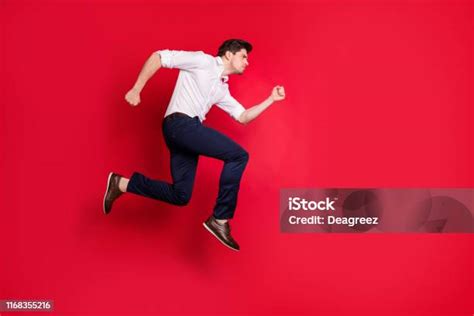 빨간 배경으로 고립하면서 빠르게 달리는 남자의 전신 몸 크기 사진이 앞서 몇 가지 목표에 집중했습니다 남자에 대한 스톡 사진 및 기타 이미지 Istock