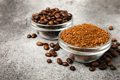 돌 배경에 인스턴트 커피와 커피 원두 향기로운 커피 음료 텍스트를 위한 위치입니다 복사 텍스트를 위한 공간 0명에 대한 스톡