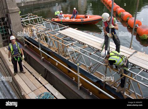 Building Scaffold Scaffolding Site Construction Rig Workers Stock Photo Alamy