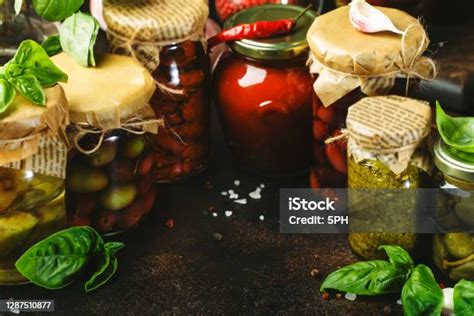발효 절임 절인 보존 된 채식 이탈리아 간식과 소스 유기농 햇볕에 말린 토마토 아티초크 케이퍼 올리브 마리나라 소스 향신료와 허브를 곁들인 항아리에 페스토 0명에 대한 스톡