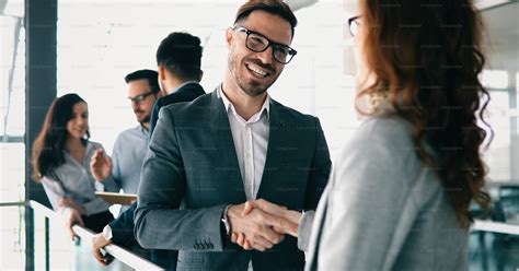 사무실에서 비즈니스 프로젝트를 수행하는 창의적인 전문 사업가 사진 Unsplash의 실내 이미지