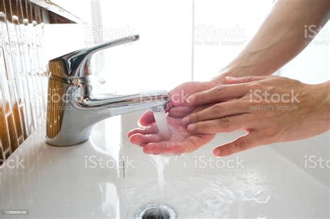 아름다운 여성의 손은 피부를 씻고 물이 손을 통해 흐르는 거품싱크대에 손을 씻는다 건강과 미용에 접촉하는 세균의 청소 및 예방의 개념 기포에 대한 스톡 사진 및 기타 이미지