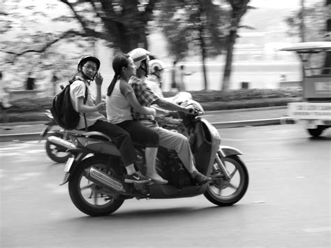 배경 화면 차량 오토바이 검정색과 흰색 스냅 사진 사진술 거리 흑백 사진 스쿠터 자동차 디자인 단색화 바퀴 소녀 4608x3456 886422