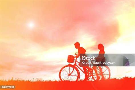 실루엣 소년과 여동생이 해질녘에 들판에서 자전거를 타고 있다 2명에 대한 스톡 사진 및 기타 이미지 2명 교통수단 구름 Istock
