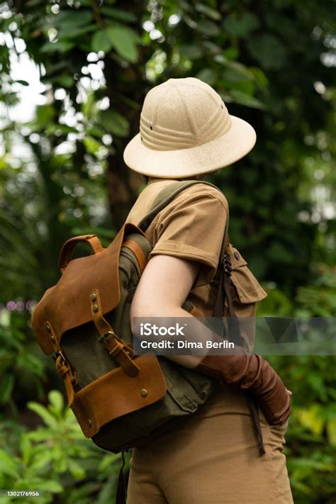카키 옷 모자 배낭이 달린 레버 장갑을 입은 자연주의자가 야자수로 둘러싸인 열대 우림에서 산책을 합니다 정글 관광 25 29세에 대한 스톡 사진 및 기타 이미지 Istock