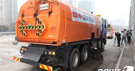 도로 먼지를 싹 노면청소차 작업시연