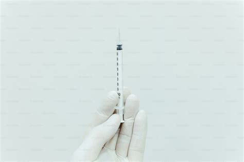 흰 장갑을 낀 손이 사이켓을 들고 있다 사진 Unsplash의 내과의 이미지