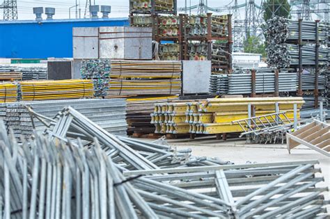 아연도금 강철 및 알루미늄 프레임 사다리 및 링록 비계 시스템의 야외 저장 은 복원 산업 및 건설 현장에 많은 응용 프로그램을위한 강철에 대한 스톡 사진 및 기타 이미지