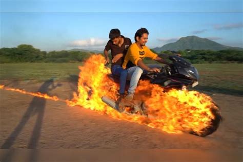 老外把摩托车浇上油，还原现实版恶灵骑士，实验后场面瞬间失控！实验骑士现实