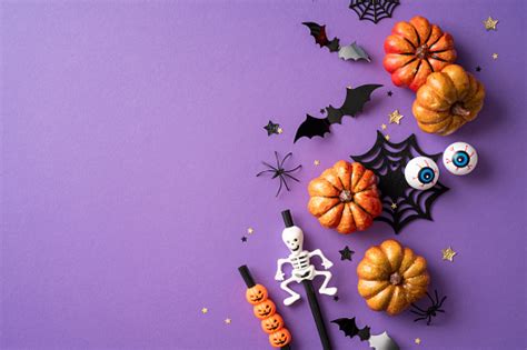 보라색 표면에 호박 박쥐 장식 거미 해골 및 기타 으스스한 요소를 특징으로 하는 할로윈 배경 개념 10월에 대한 스톡 사진 및 기타 이미지 Istock