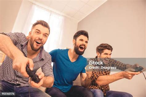 네 흥분된 행복 쾌활 한 남자 그의 친구와 함께 비디오 게임 3 명에 대한 스톡 사진 및 기타 이미지 3 명 Brand Name Video Game 가정 생활