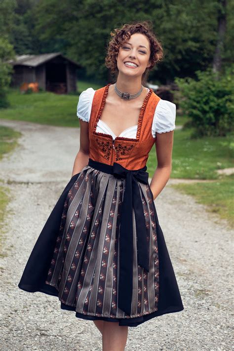 Dirndl Sondrio Midi Dirndl In Orange Mit Schwarzer Schürze Von